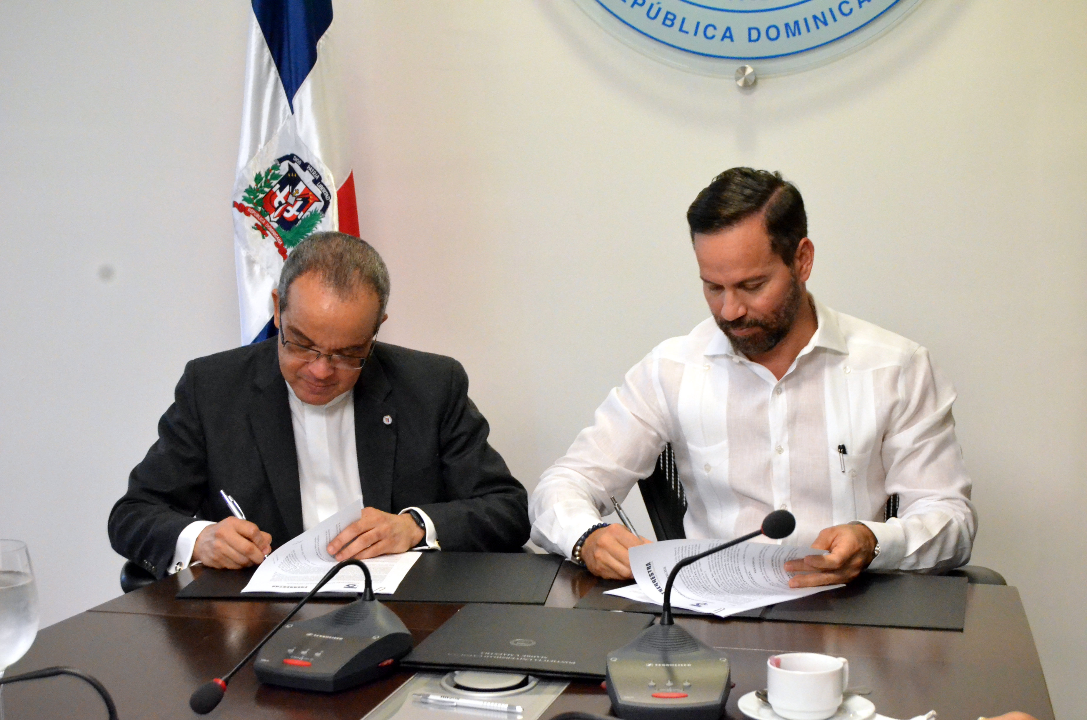 Therrestra ofrece apoyo a estudiantes y egresados de PUCMM - Noticias