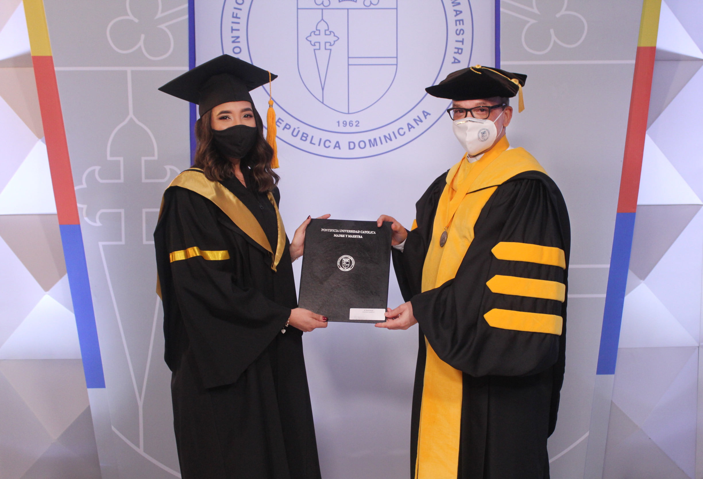 PUCMM entrega 610 nuevos profesionales a la sociedad - Noticias